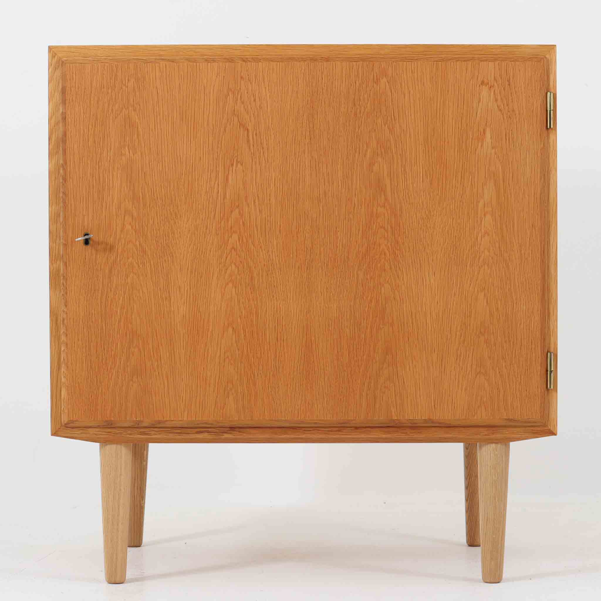 Poul Hundevad キャビネット 小ぶり オーク 幅70cm Hundevad & Co ポール・ハンデバッド デンマーク製 北欧ビンテージ家具 – CHLOROS