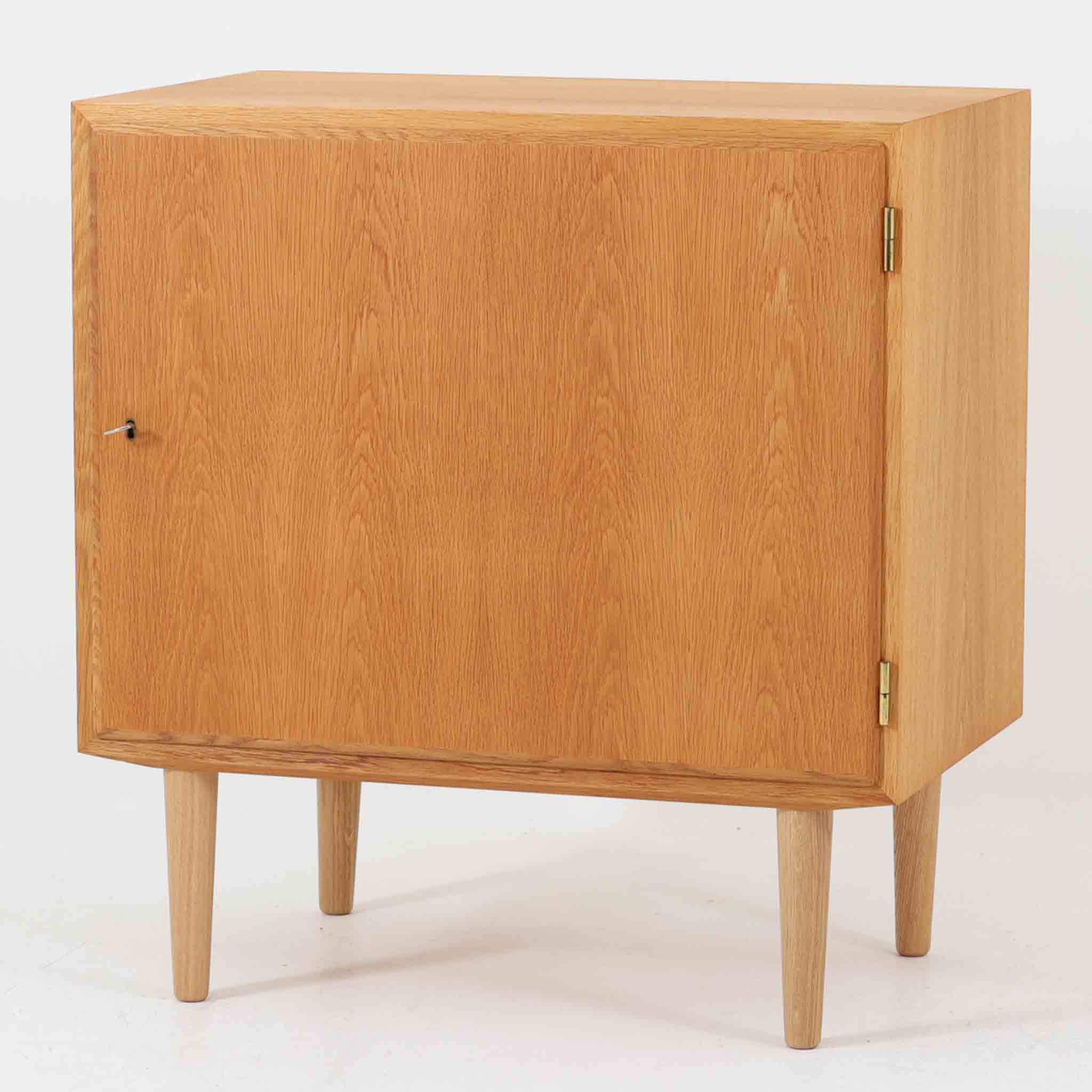 Poul Hundevad キャビネット 小ぶり オーク 幅70cm Hundevad & Co ポール・ハンデバッド デンマーク製 北欧ビンテージ家具 – CHLOROS