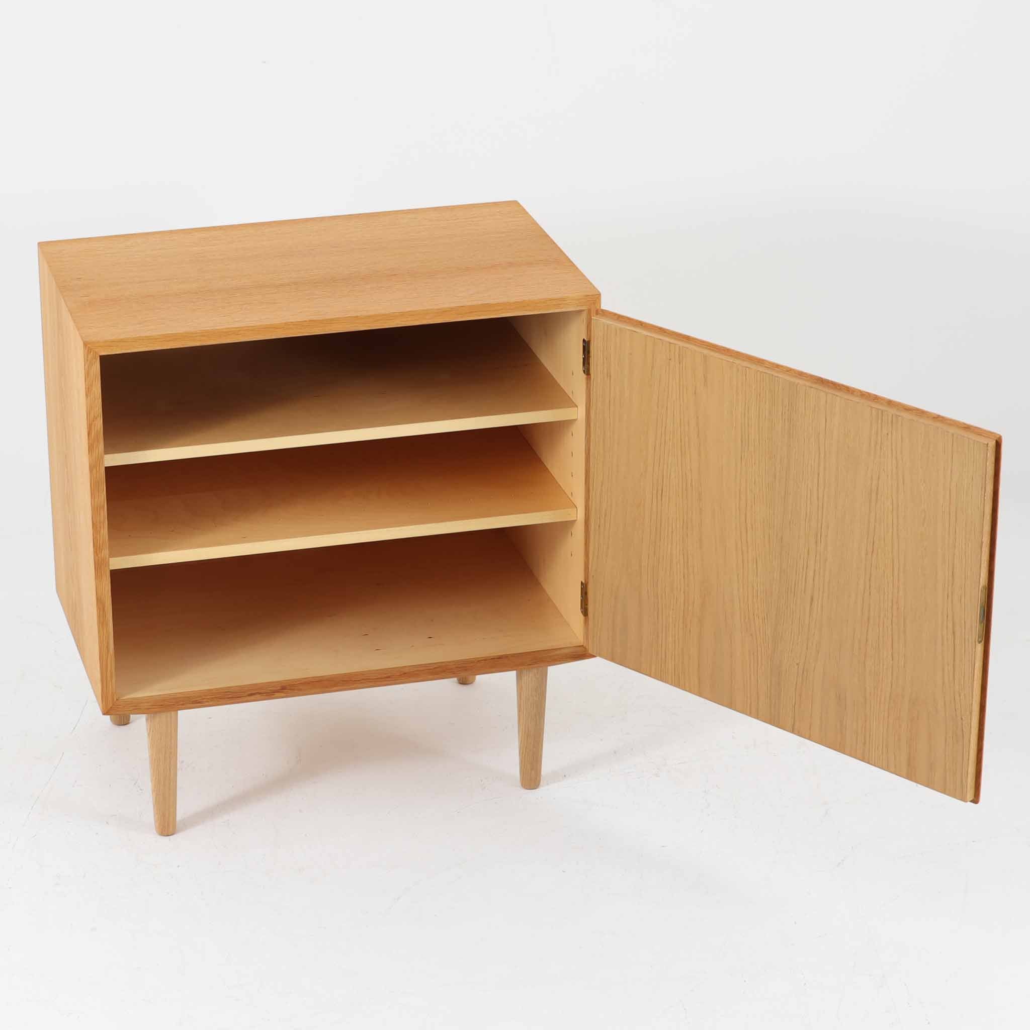 Poul Hundevad キャビネット 小ぶり オーク 幅70cm Hundevad & Co ポール・ハンデバッド デンマーク製 北欧ビンテージ家具 – CHLOROS