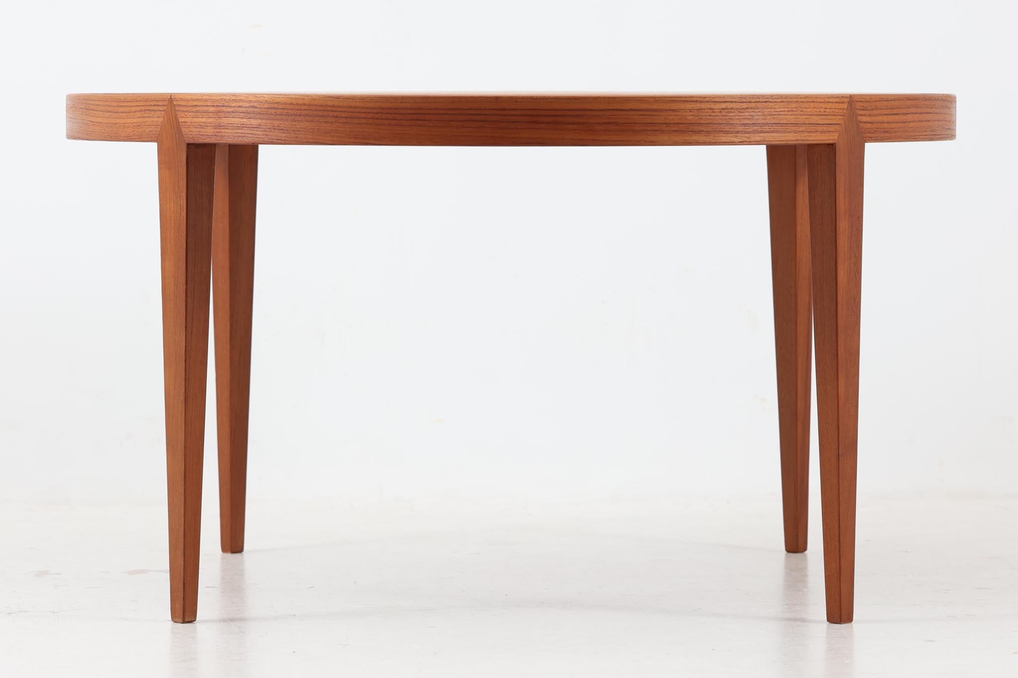 Haslev(ハスレヴ) 円形センターテーブル チーク材 北欧家具ビンテージ デンマーク製/DK16126 – CHLOROS